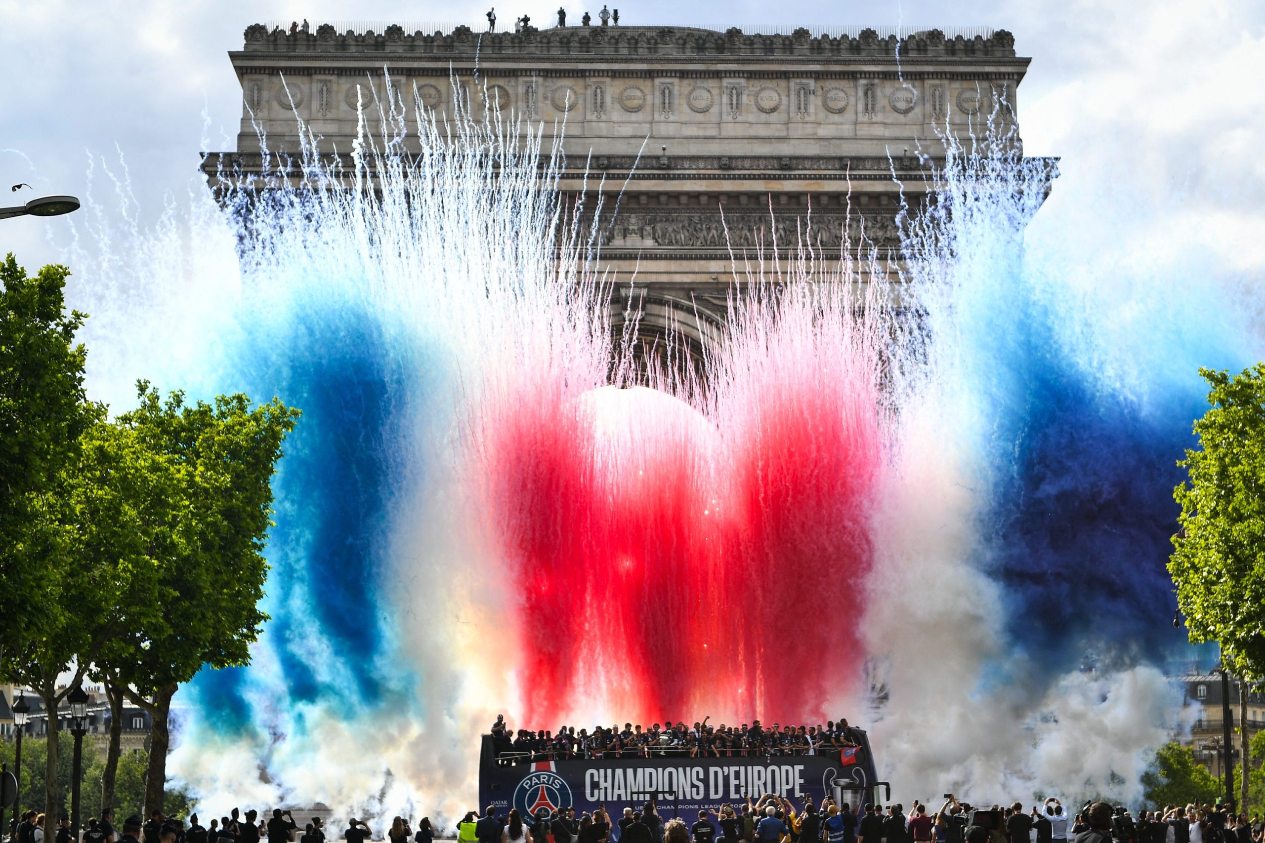 Football | Les images folles de la célébration du PSG sur les Champs ...